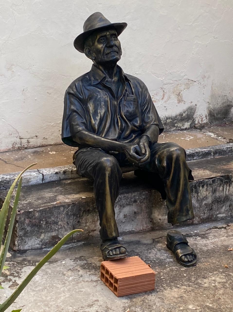 Estátua de Seu Lunga foi danificada e será restaurada antes da Romaria ...